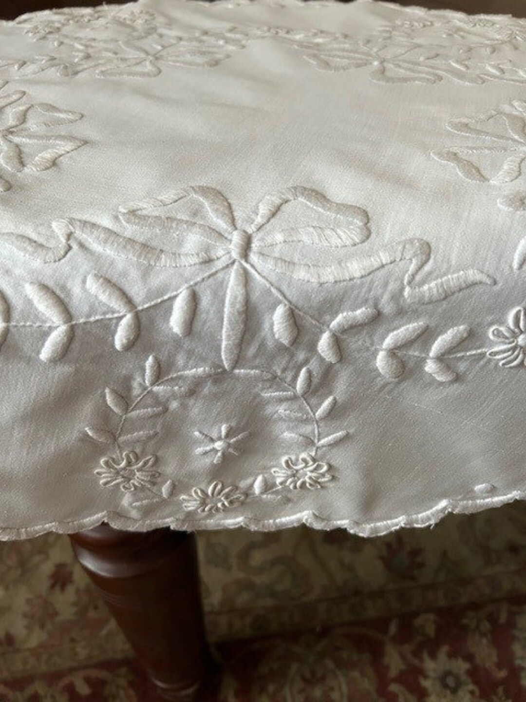 Beautiful Heavily Hand-embroidered Linen Centre Piece 27 ROUND. Mint ...