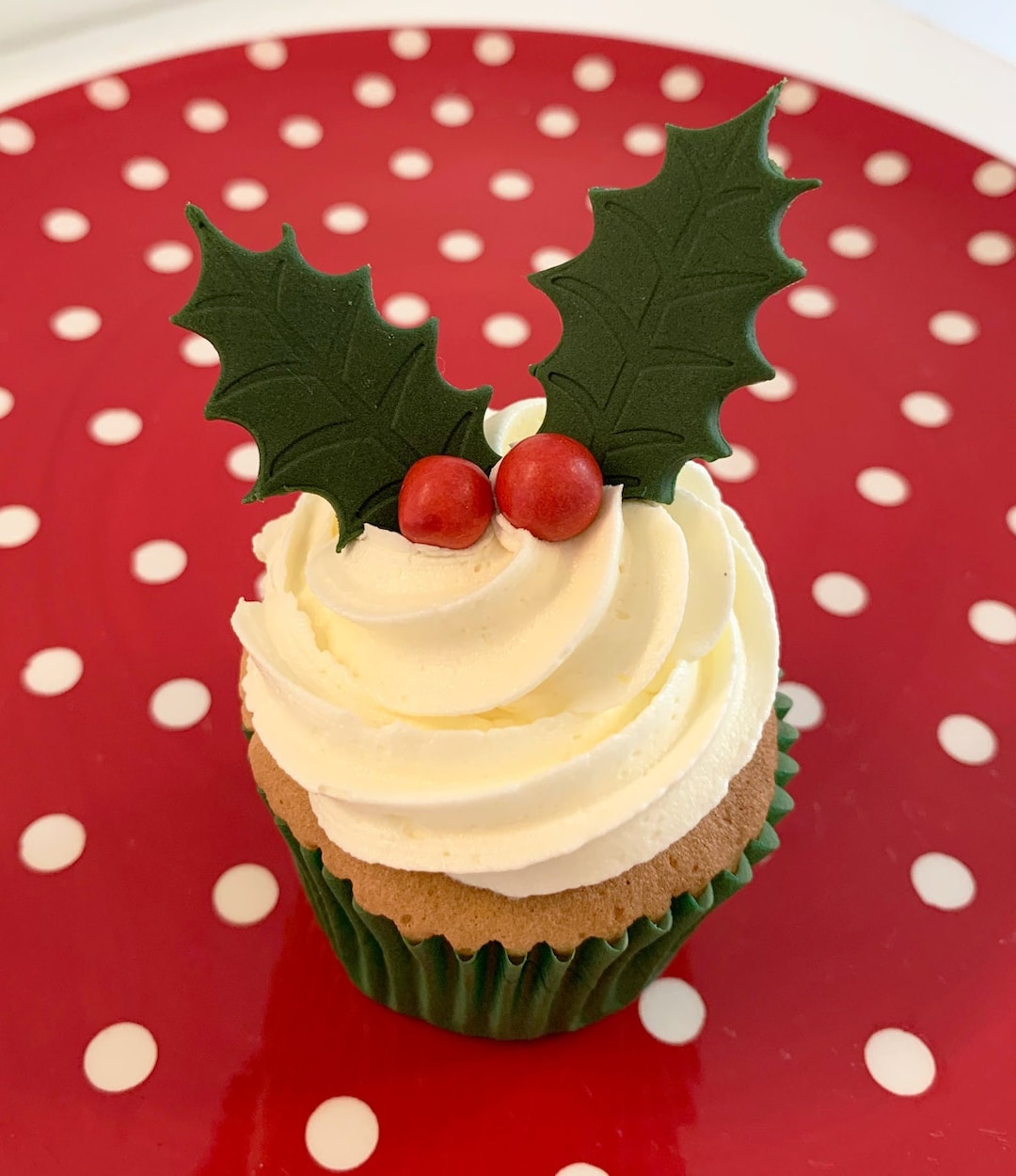 Festive Sugar Holly Leaves and Red Chocolate Holly Berries. Edible and ...