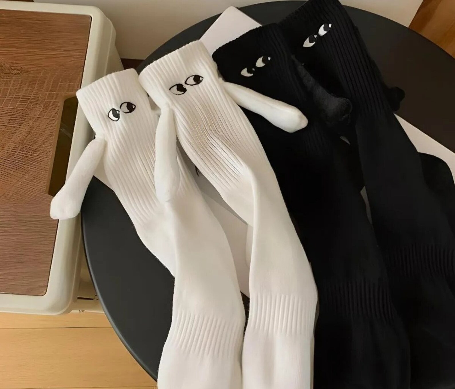 2 Pairs Lovers Holding Hands Socks, Couple Socks, Magnetic Socks ...