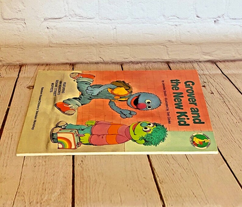Sesame Street's grover and the New Kid by Jennifer Smith Children's ...