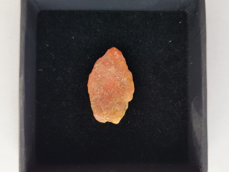 STONE AGE NEOLITHIC 8000-4000BCE Flint Arrowhead, length 25mm X Width ...