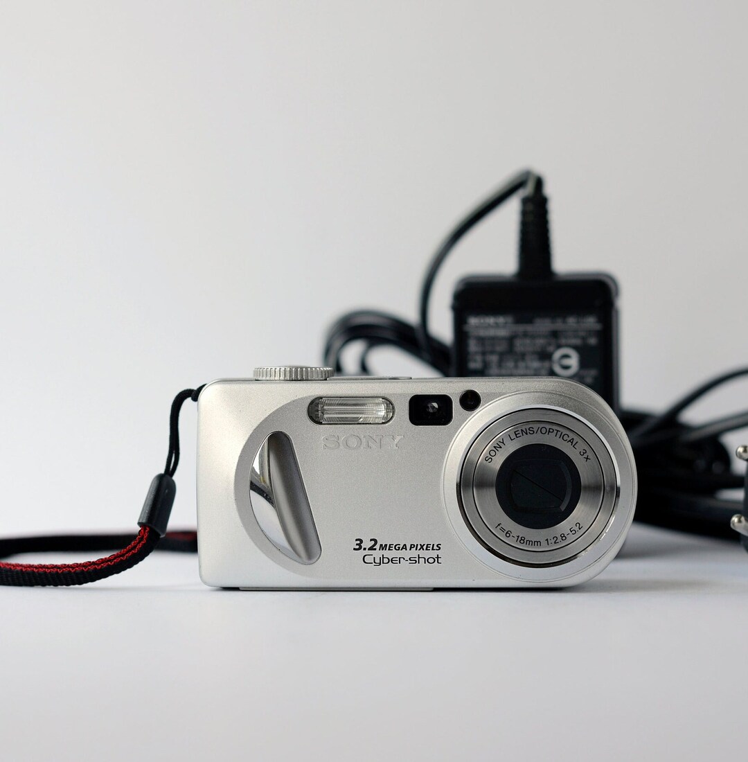 Vintage Digital Compact Camera Sony Cyber-shot DSC-P8 With 3.1 Mega ...