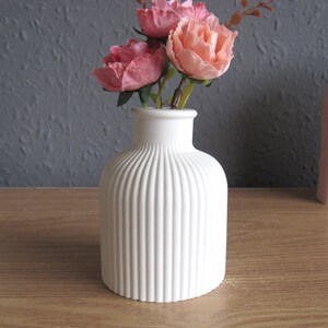 Small Ribbed Vase Striped Concrete Vase Reed Diffuser Pot Flower Vase ...