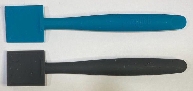 2 Cat Food Scraper Spatulas That Get Sauces and Food Bits Out of Tiny ...