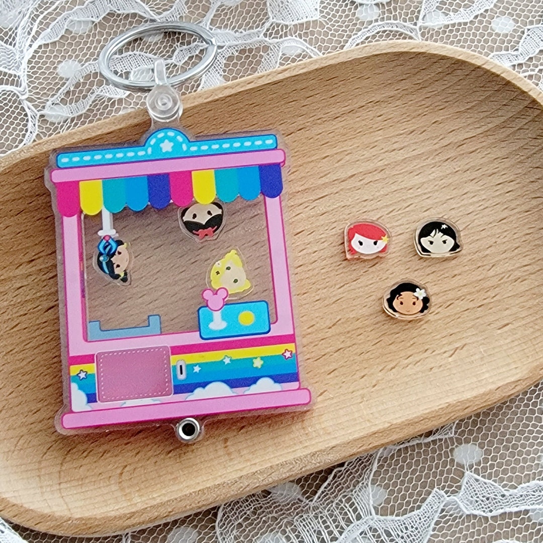 Princess Claw Machine Shaker Keychain With Rapunzel, Jasmine, and Snow ...