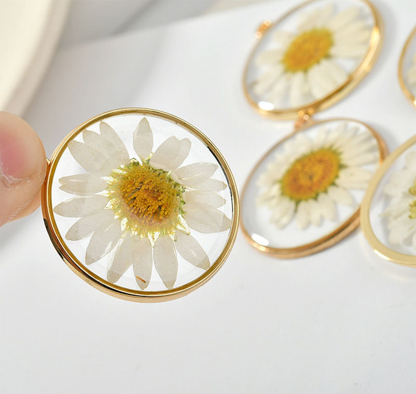 2pcs Real Daisy Charms With Gold Bezel Pressed Daisy Ornament - Etsy