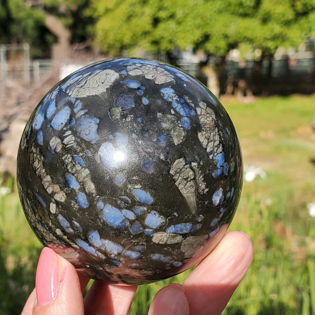 Que Sera Llianite Bright Blue Black Gray Crystal Sphere 510 Grams 72mm ...