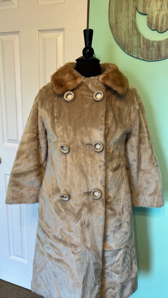 Beautiful Vintage Fur Coat In New Condition - Gem