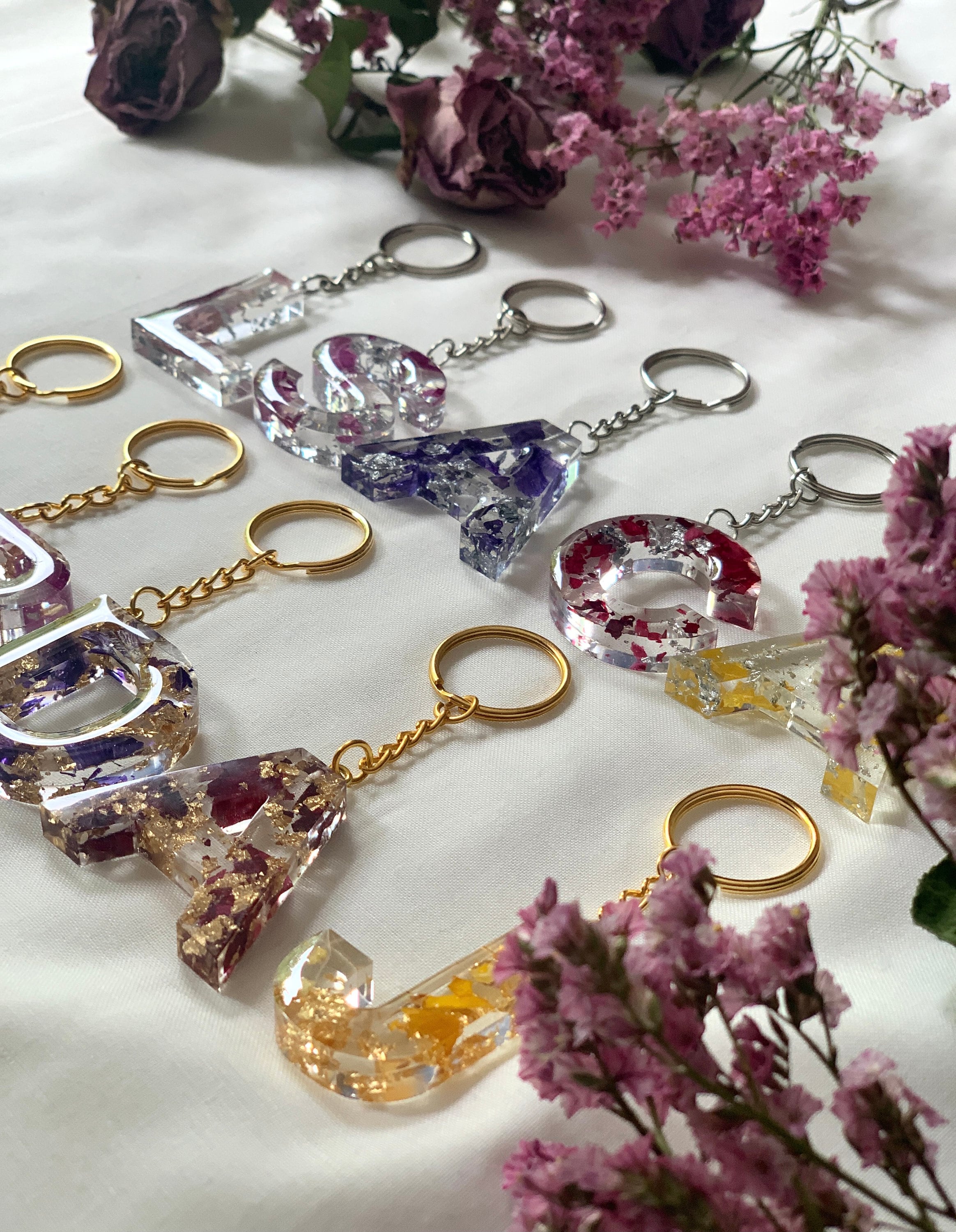 Keychain with rose petals Small evergreen Flowers in resin | Etsy