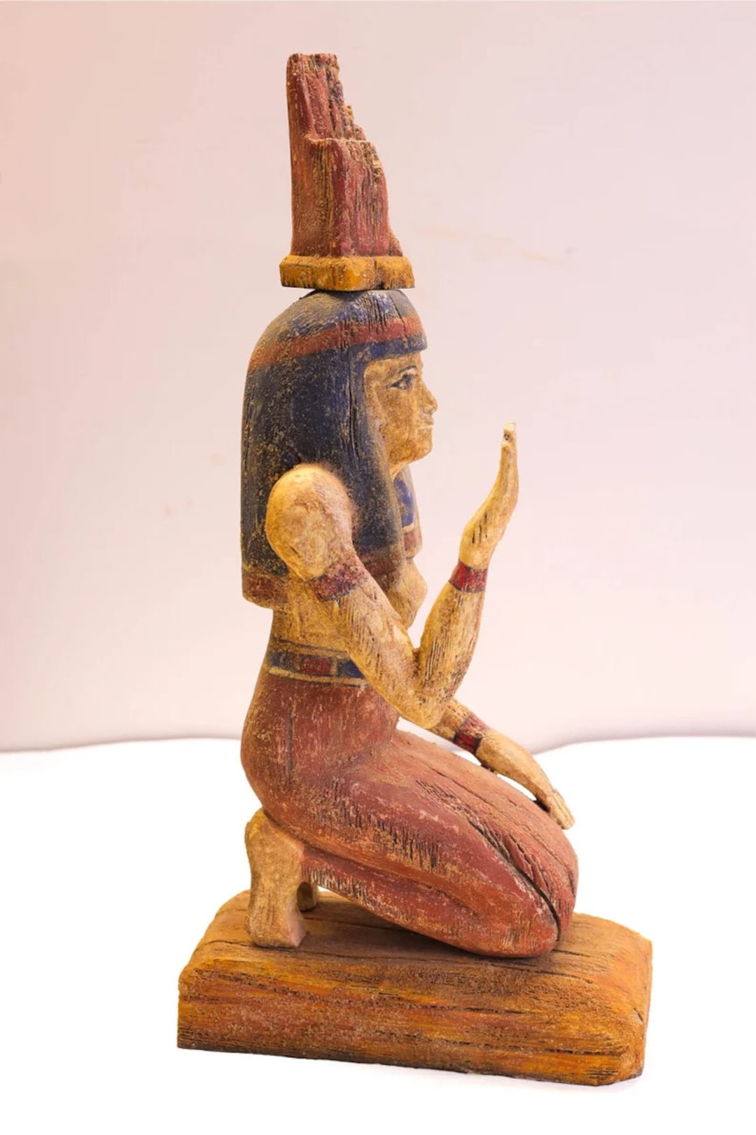 Ancient Egyptian Goddess Isis Kneeling Statue, Isis Statue With Magic ...