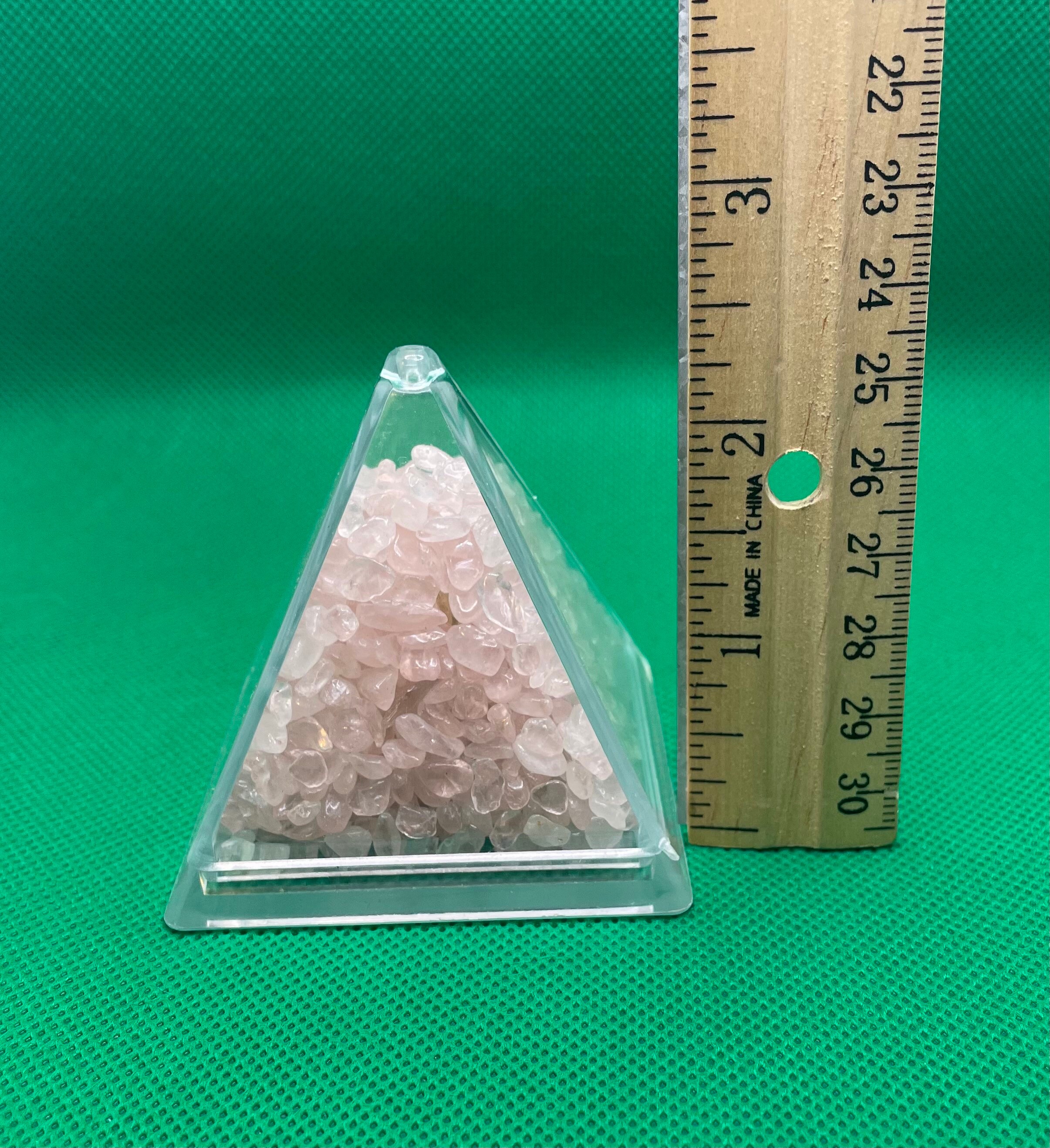 Rosenquarz Chips in Acryl Pyramide | Etsy