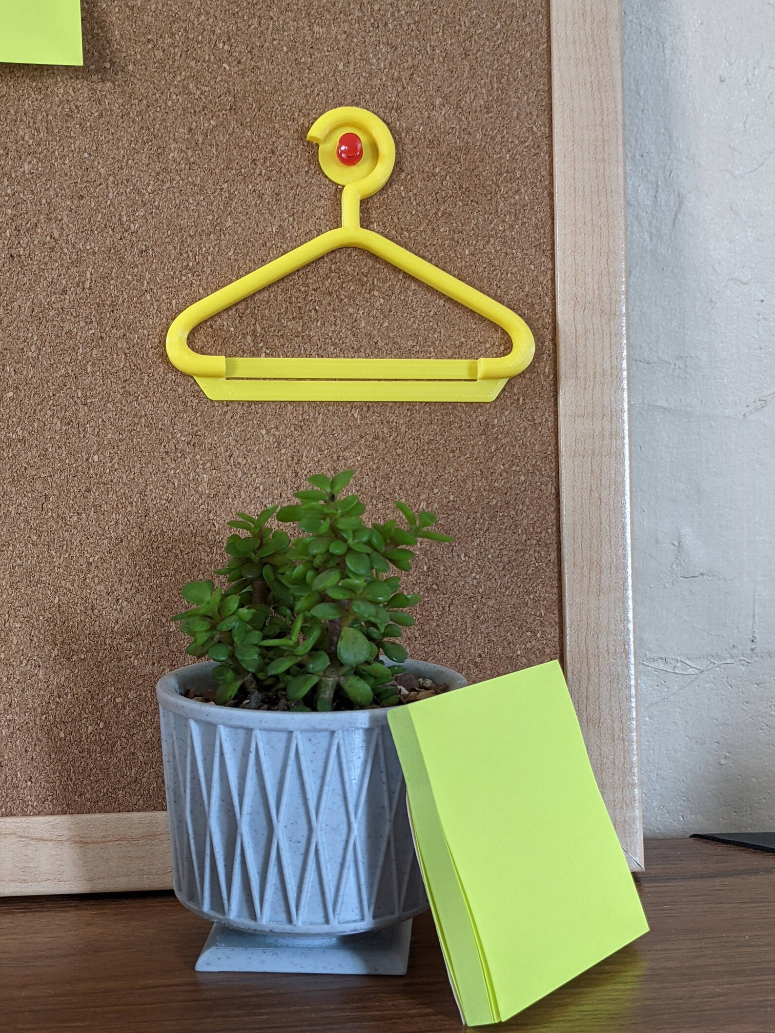 Cute Sticky Note Hanger, Minature Clothes-hanger-shaped Note Holder for ...