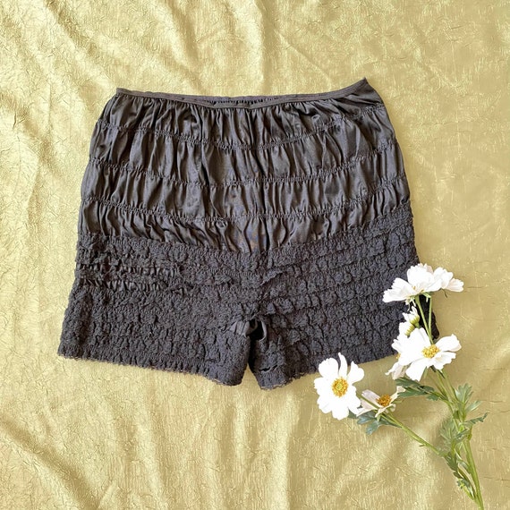 Vintage frilly black - Gem