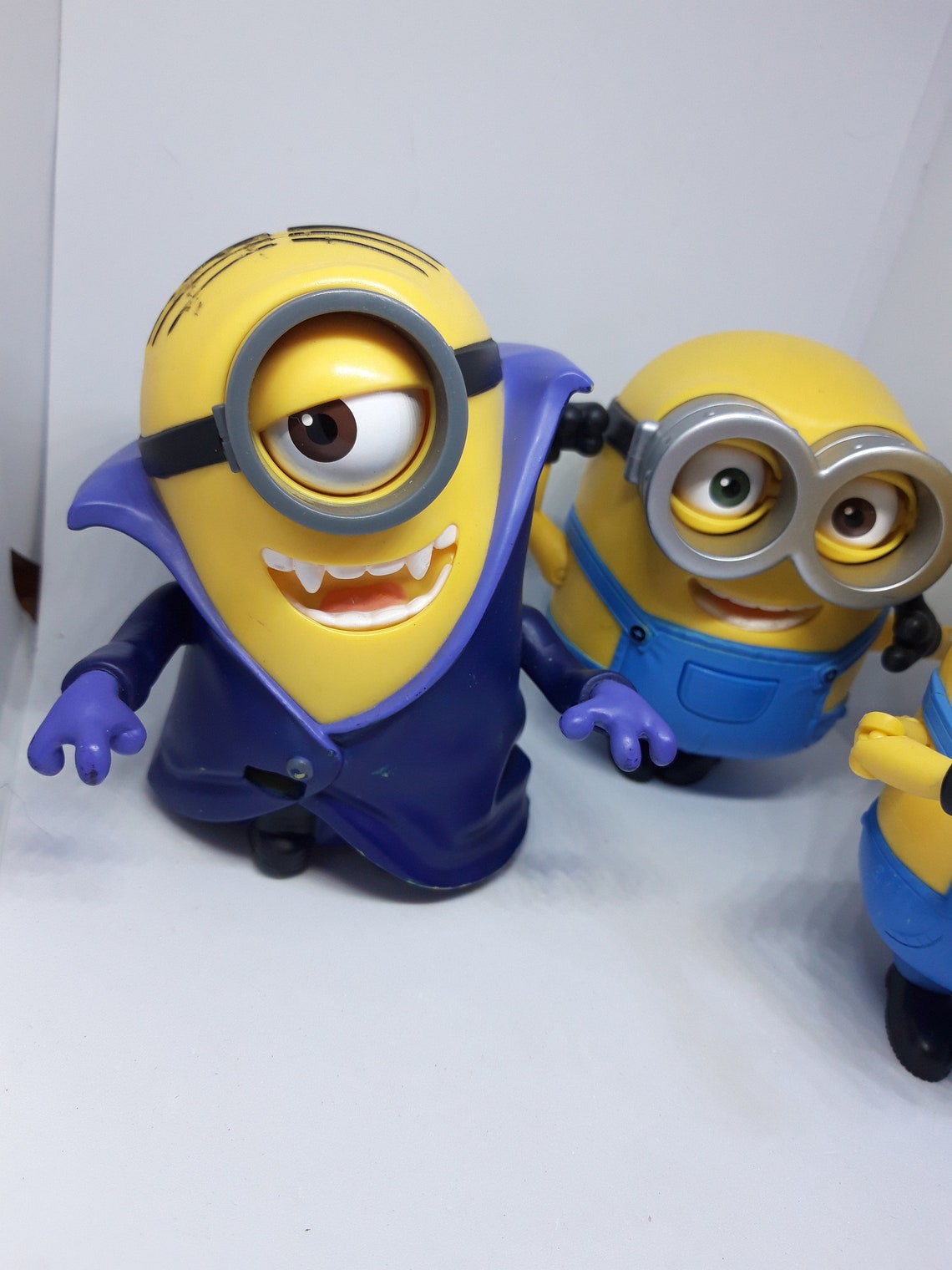 Set of 3 Minions: 2 With Moving Mouth and Closing Eyes Plus Dracula ...