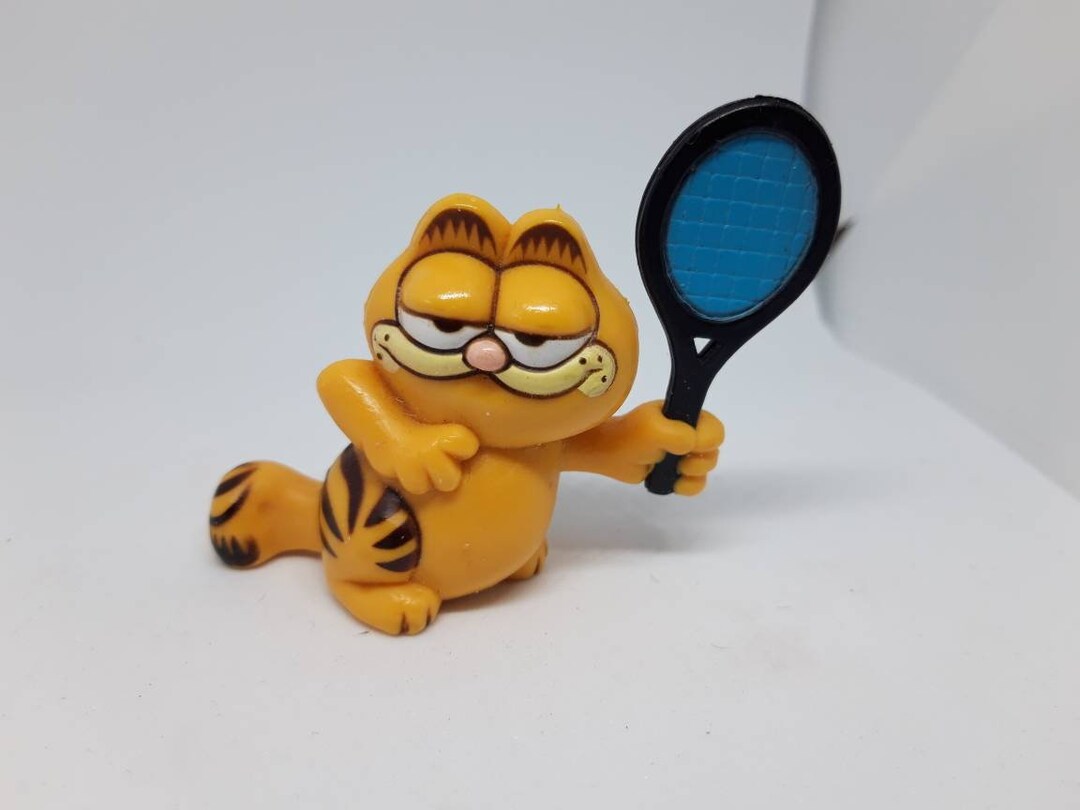 Figura vintage de Garfield jugando al tenis, marcada en 1981 - Etsy España