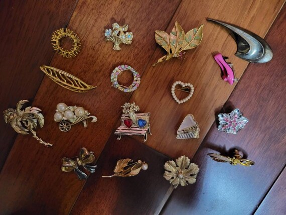 Collectible Brooches 18 pieces - Gem