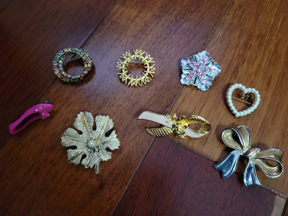Collectible Brooches 18 pieces - Gem