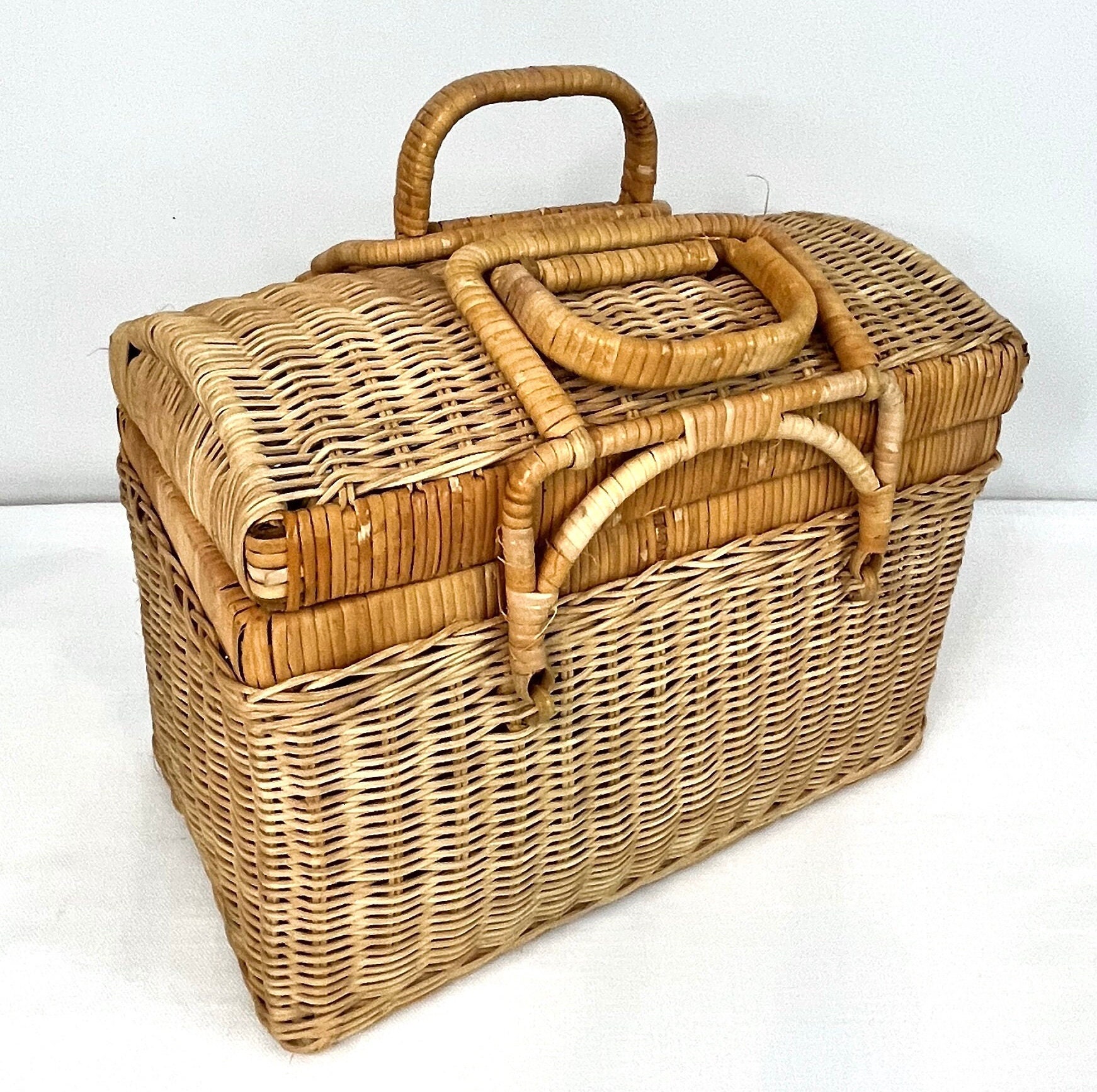 Vintage Wicker Picnic Basket, Sewing Basket, Hinged Curved Top With ...