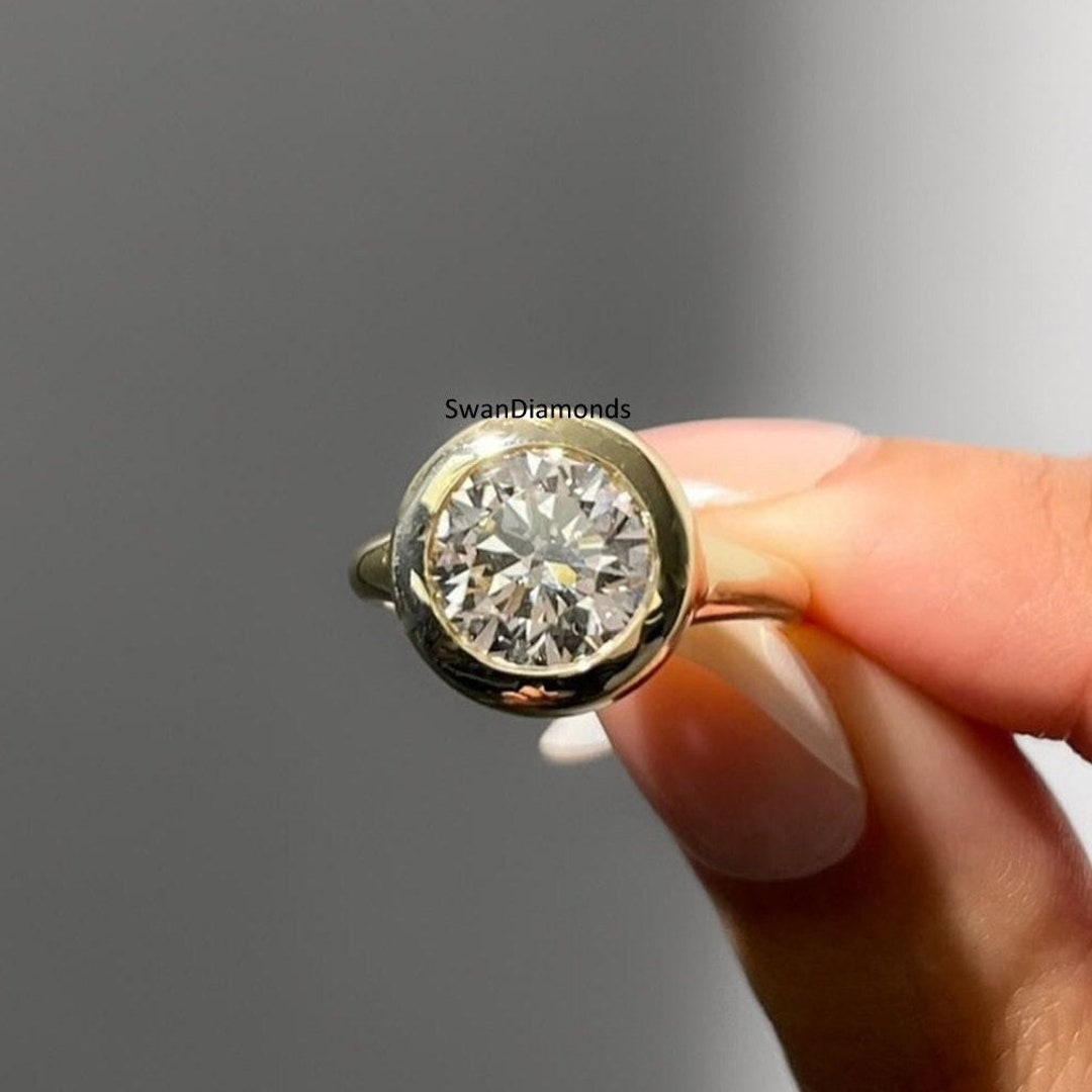Classic Solitaire Anniversary Ring, 1.67ct Round Brilliant Cut ...