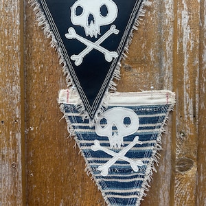 Vintage Inspired MINI Sized Pennant Skull Upcycled Recycled Beach Flag ...