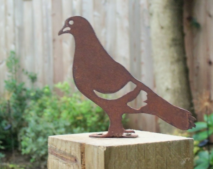 Rusty Metal PIGEON Bird Garden Ornament. Rustic Fence Post Topper ...