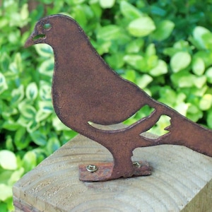 Rusty Metal PIGEON Bird Garden Ornament. Rustic Fence Post Topper ...