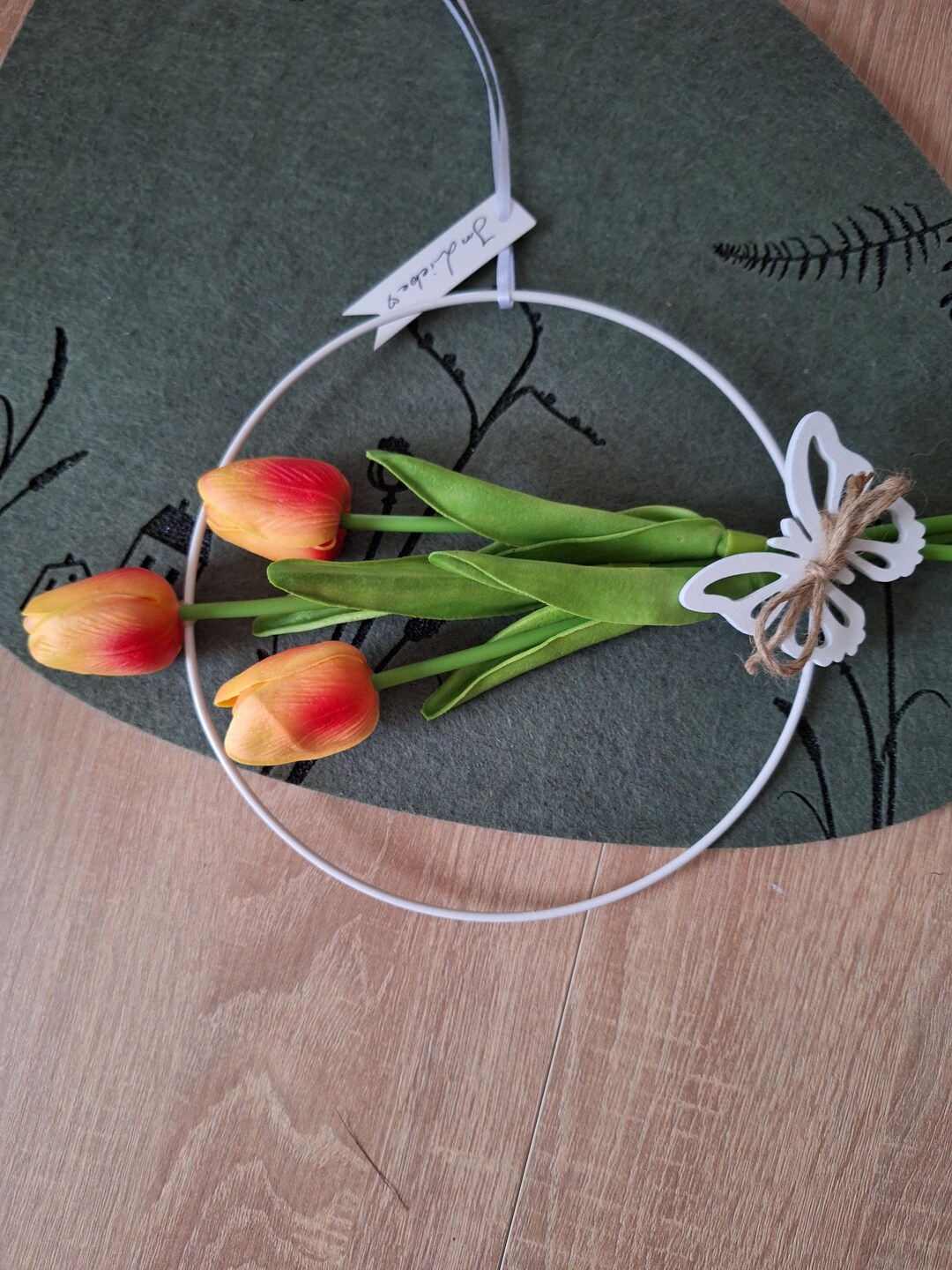 Tulipanes en aro de metal con colgador de ventana de mariposa de 20 cm ...