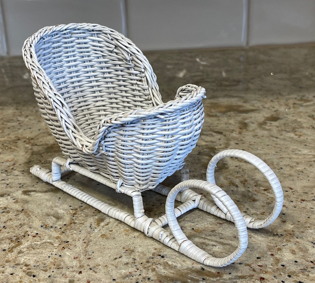 SLEIGH; Christmas White Wicker Sleigh; Dashing Through the Snow Wicker ...