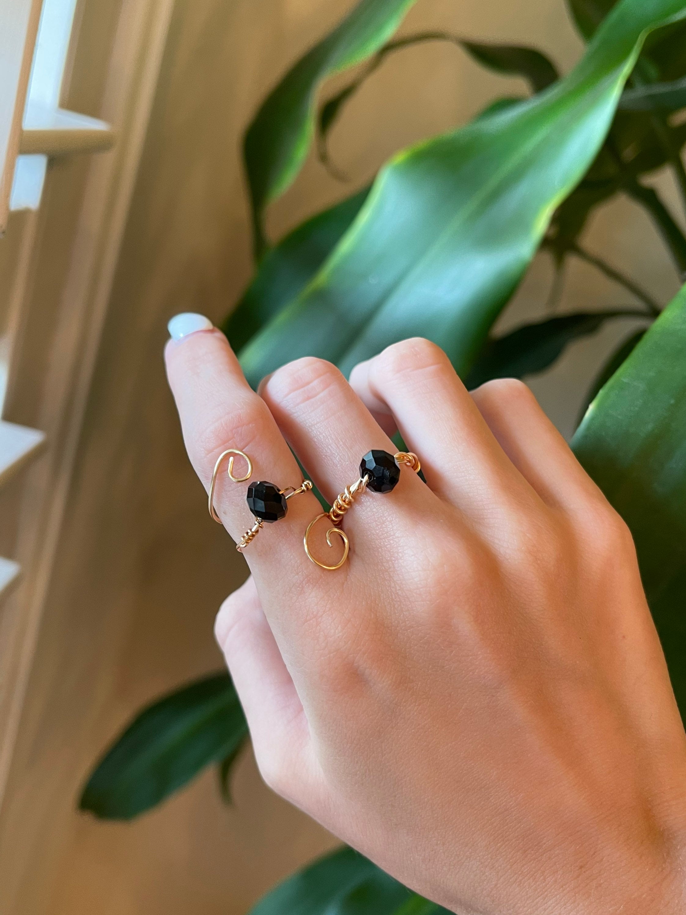 Anillo envuelto en alambre con gema negra - Etsy España