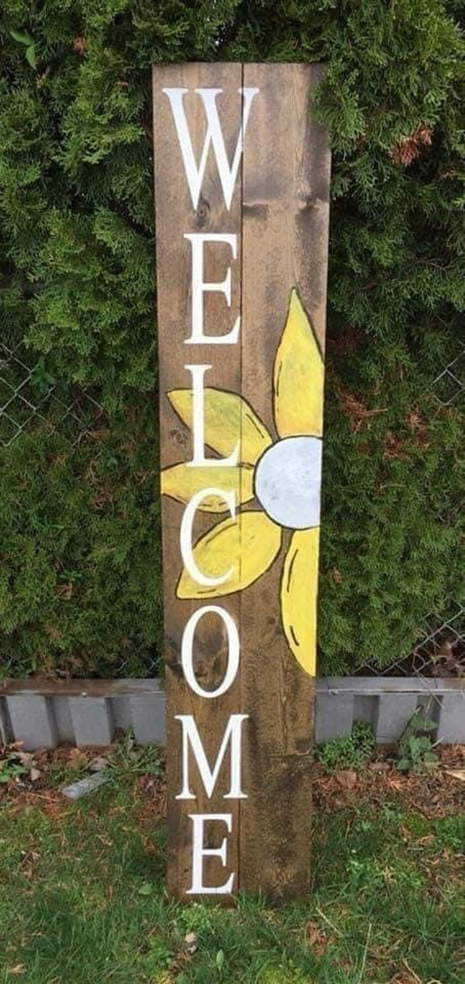 Welcome sign with yellow daisy | Etsy