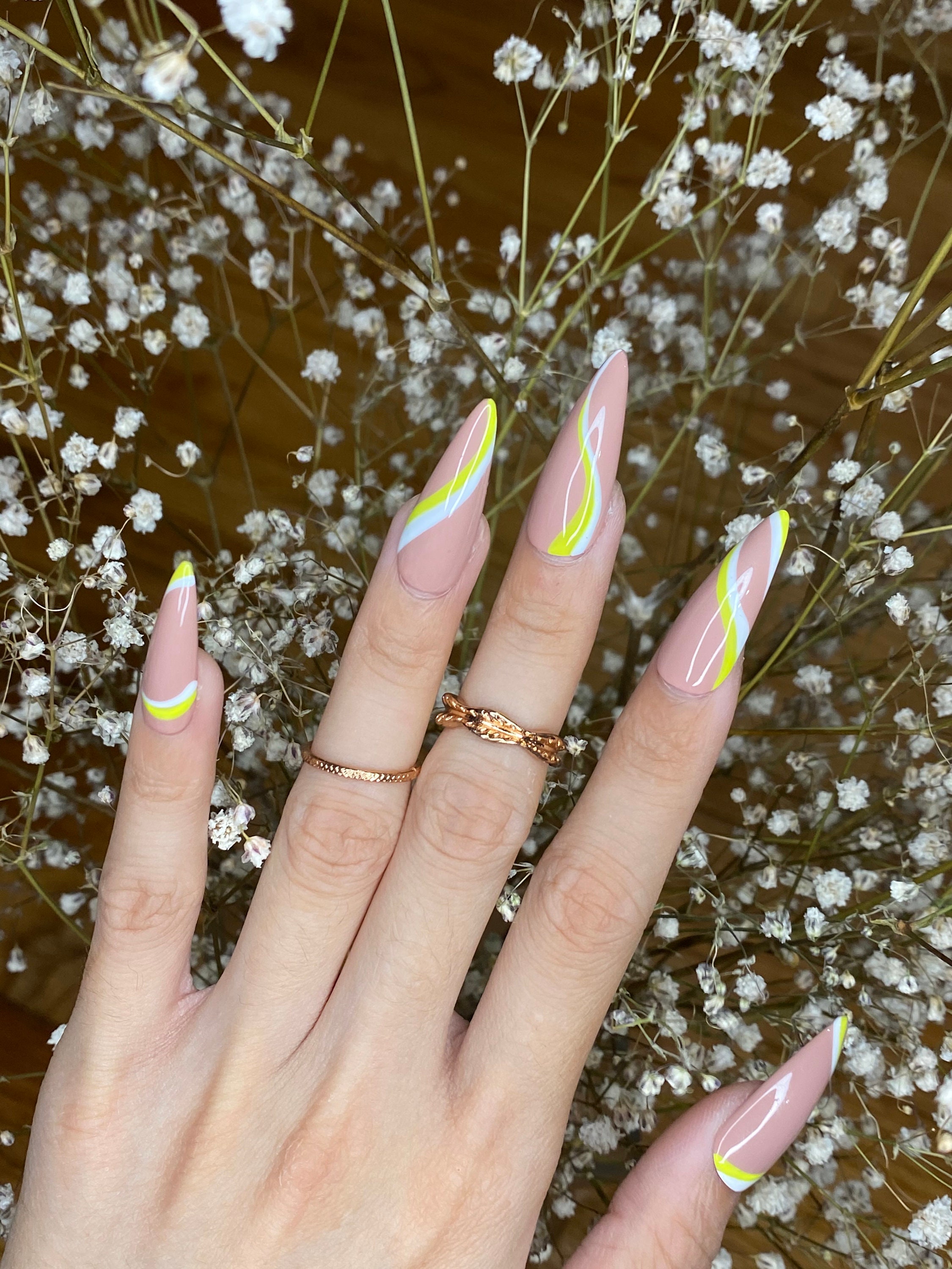 Diseño de uñas abstracta desnuda líneas blancas y amarillas | Etsy
