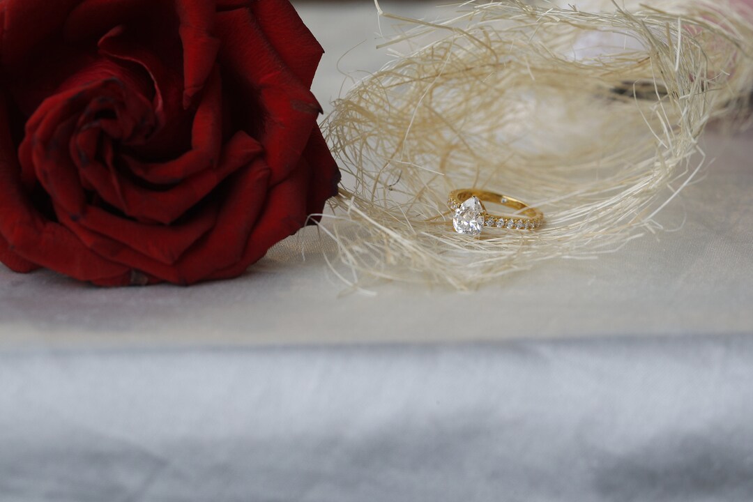 Margot Robbie Pear Cut Engagement Ring, Minimal Jewelry, Affordable ...