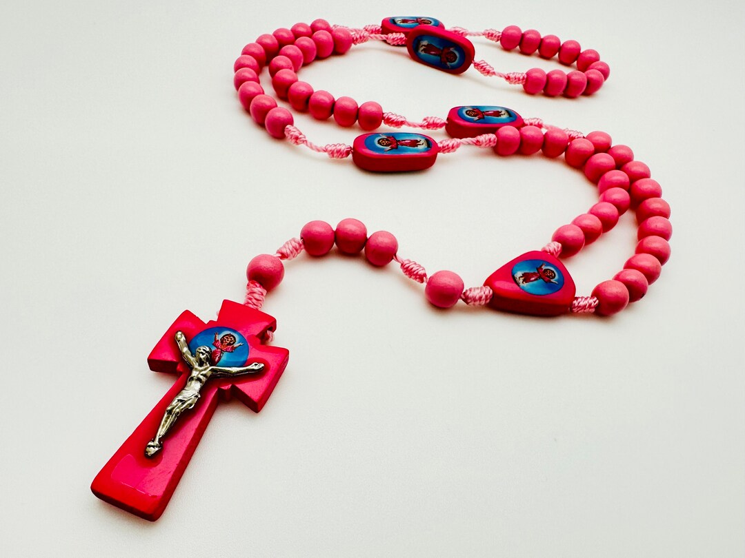 Rosario De Hilo Con Madera Del Divino Niño Con Cruz Color Rosa Mexicano