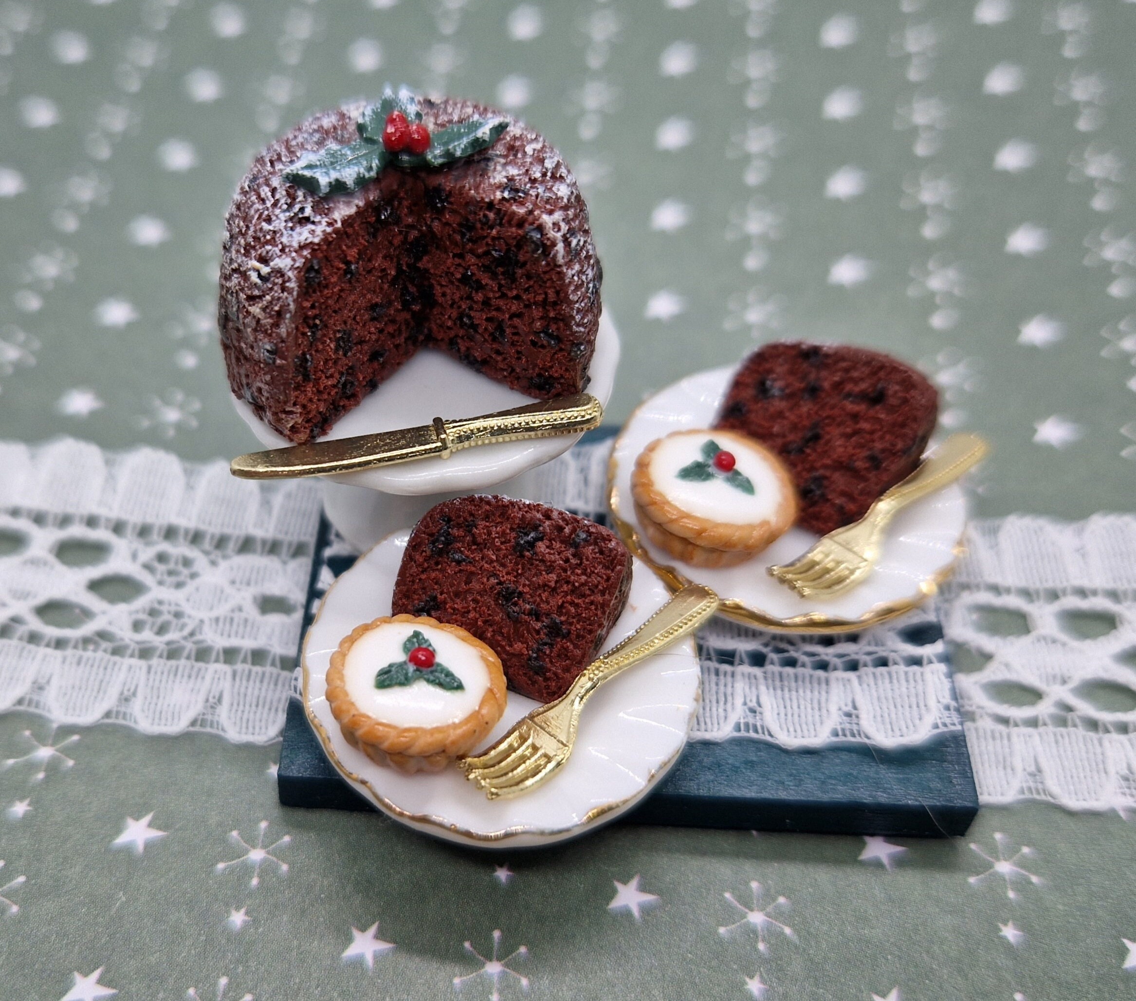 Realistic Miniature Christmas Pudding & Iced Mince Pies Dolls House ...