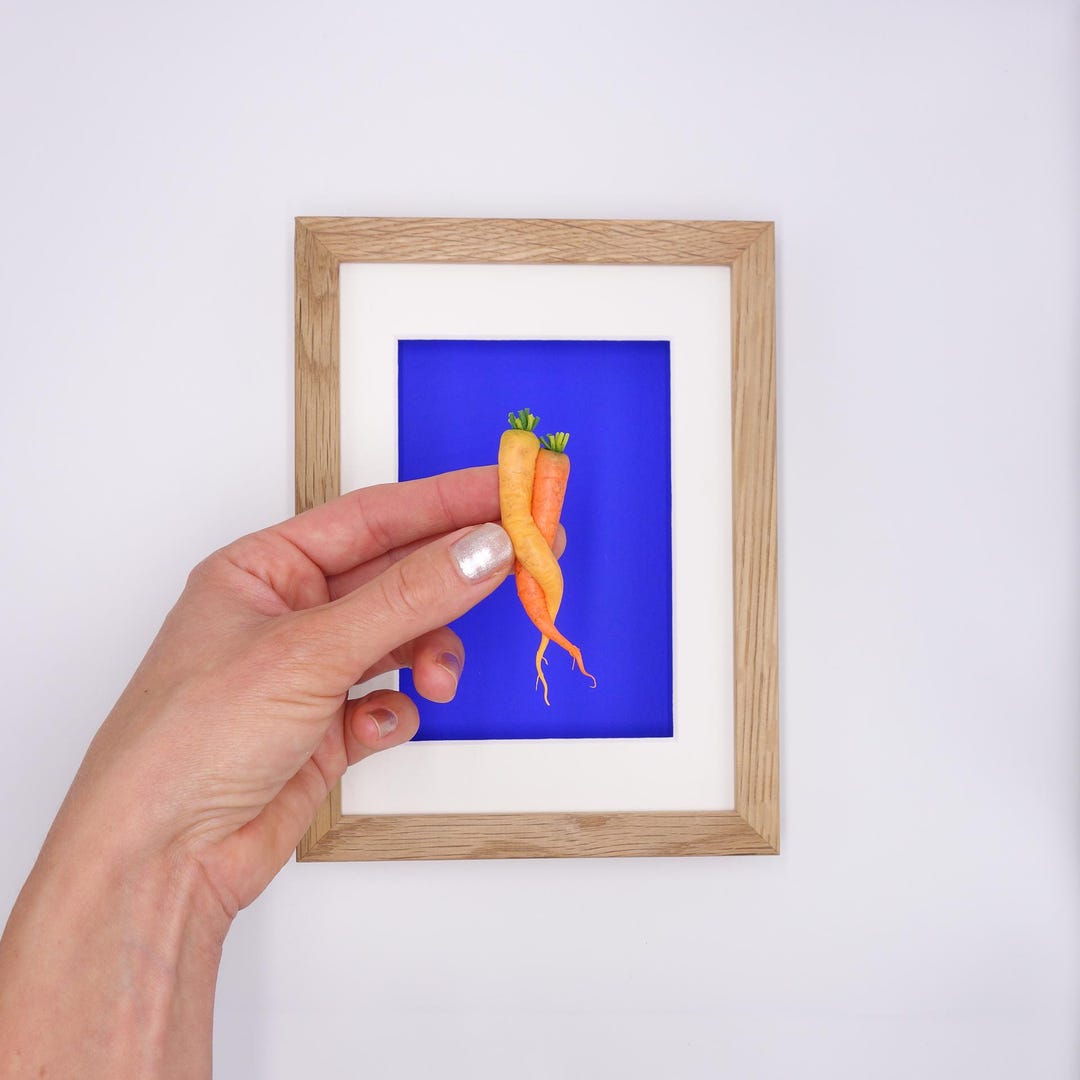 Deux carottes miniatures dans un cadre en bois véritable // Pièce ...