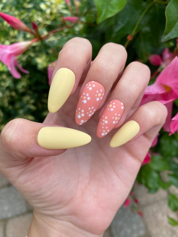 Yellow Daisy Flower Press on Nails / Matte Nails | Etsy