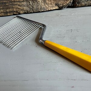Vintage Schneider Toledo Bakelite Cake Slicer, Yellow Cake Slicer ...