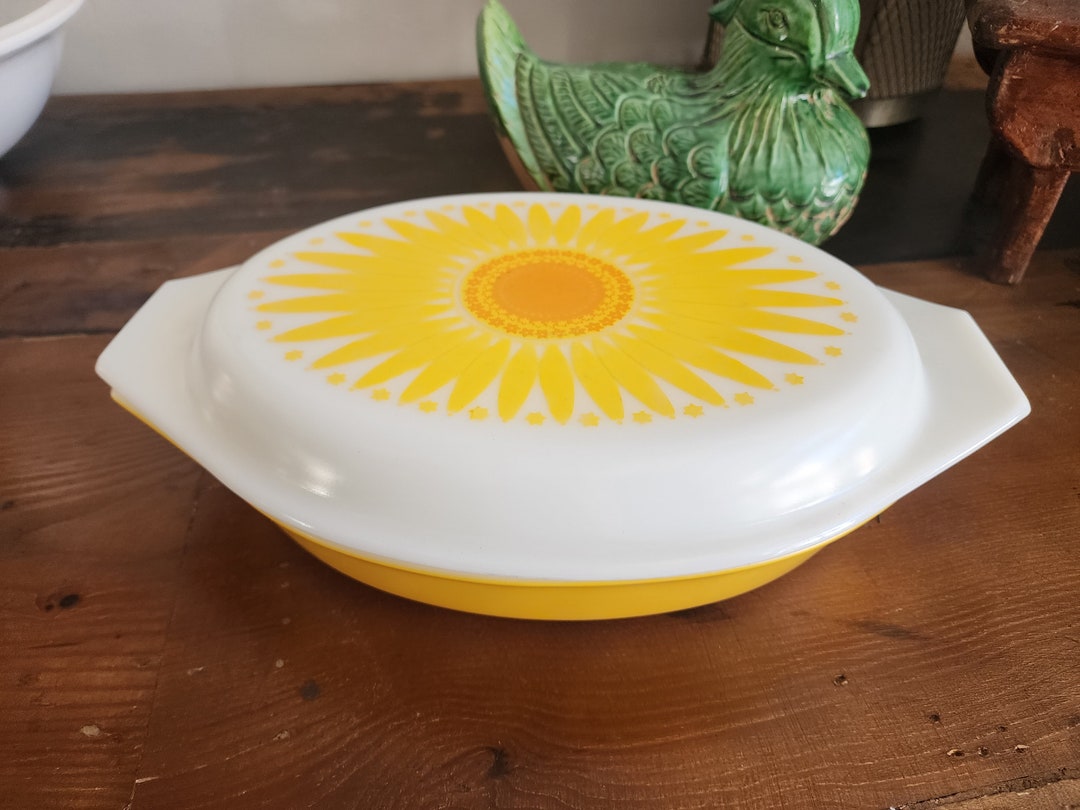 Pyrex Daisy Citrus Divided Dish W/oval Lid. 1960s Casserole 1.5 Quart ...