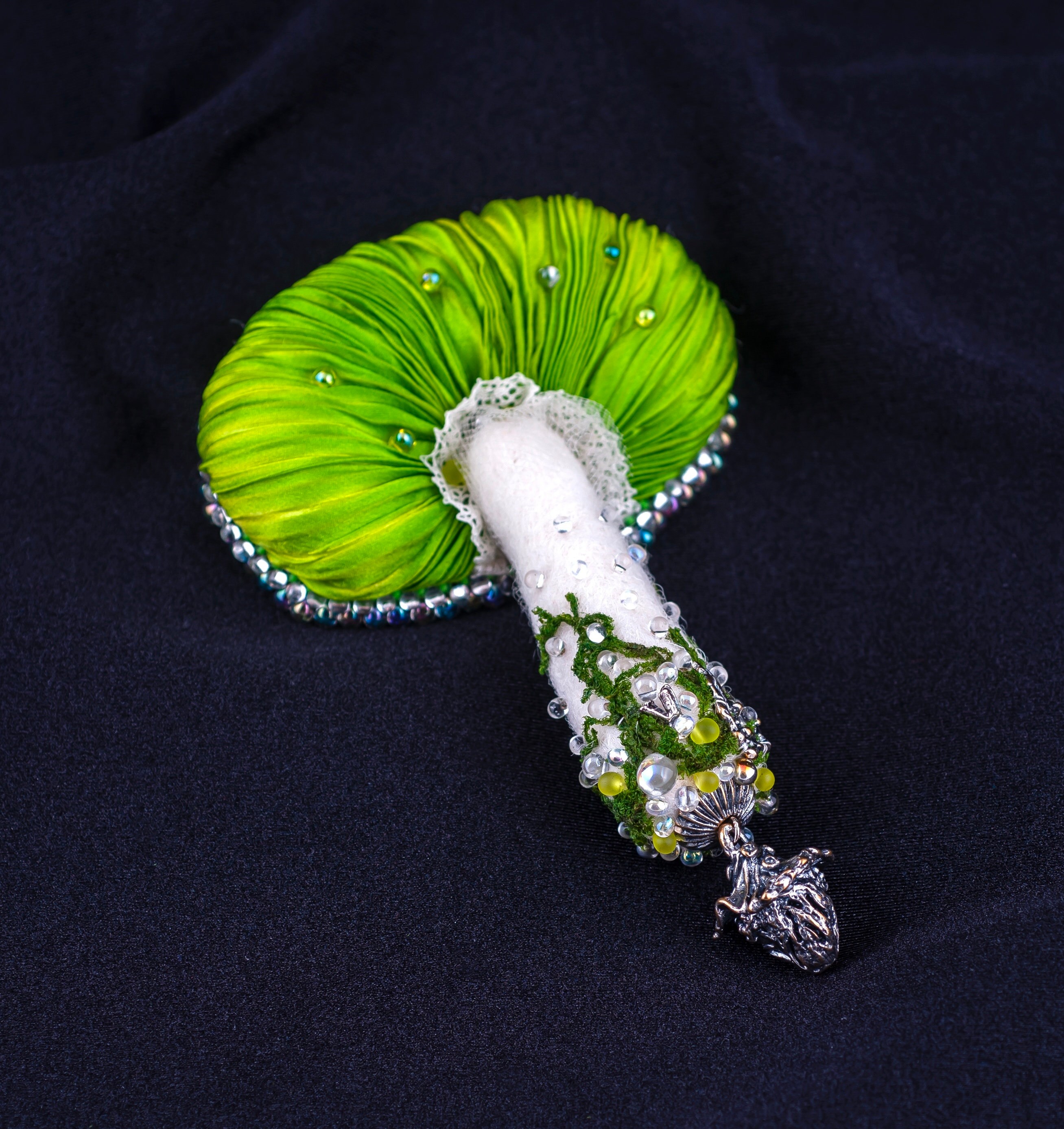 Magische Pilz, Brosche Pilz, grüner Pilz, Brosche mit Shibori Band ...