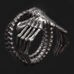 Handcrafted Silver Alien Facehugger Ring Unique Sci-fi Collector's ...