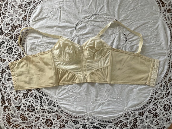 Vintage 1960s Bullet Bra - Gem