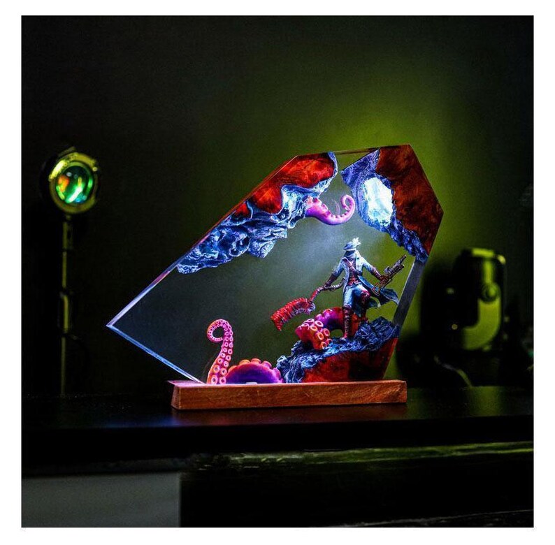 Bloo.dbo.rne Hunter Lamp, Bloo.dbo.rne Figure, Hunter Figure, Bloo.dbo ...