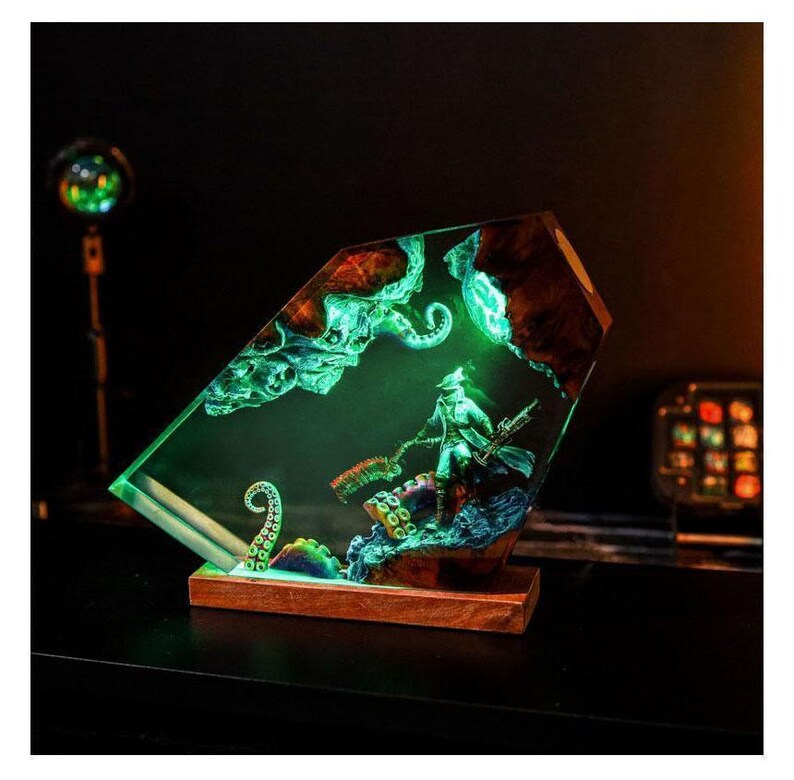 Bloo.dbo.rne Hunter Lamp, Bloo.dbo.rne Figure, Hunter Figure, Bloo.dbo ...