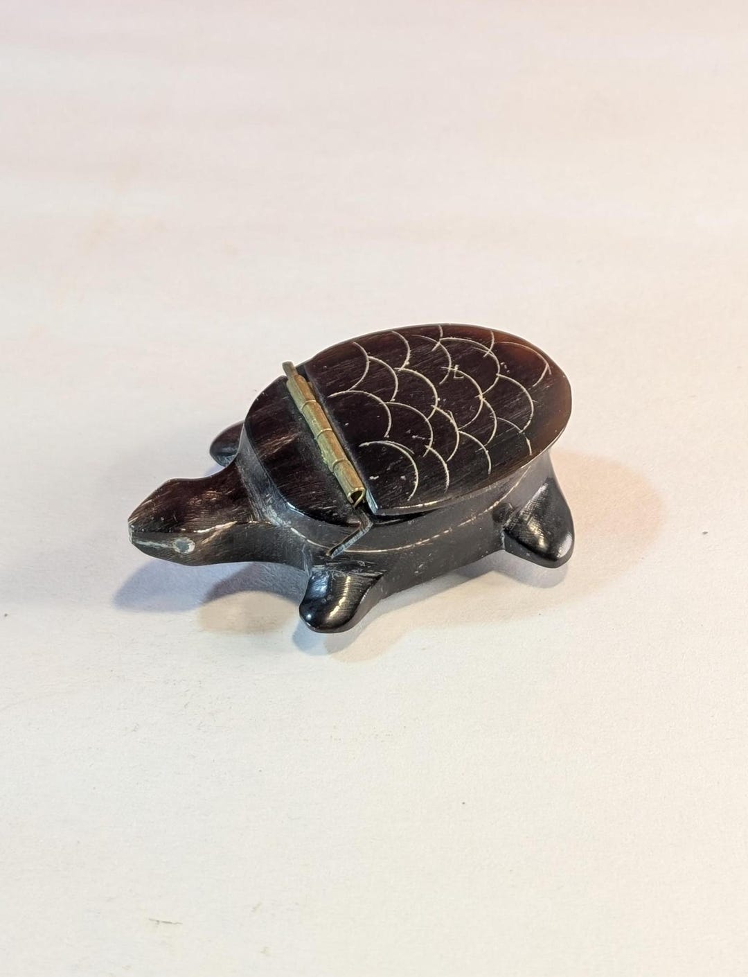 Carved Horn Turtle Snuff Box Hinged Lid Stiff Closing Hand Carved ...