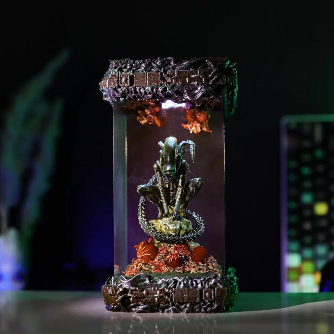 Xenomorph Resin Lamp, Sci-fi Alien LED Night Light, Handmade Monster ...