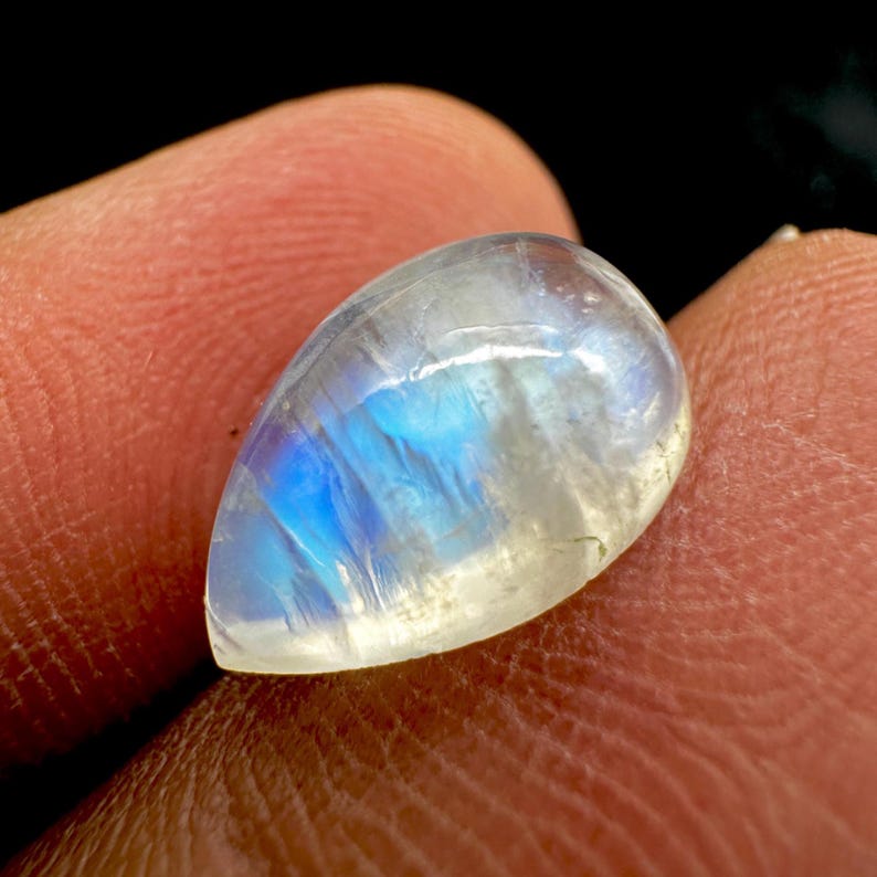 3.65 Carat Oval Blue Flash Moonstone Cabochon:12x8x5.4 Mm Natural ...