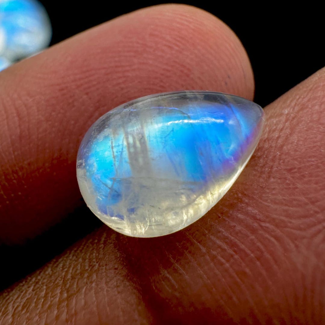 3.65 Carat Oval Blue Flash Moonstone Cabochon:12x8x5.4 Mm Natural ...
