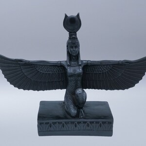 Estatua egipcia de la diosa Isis con las alas abiertas realizada en ...