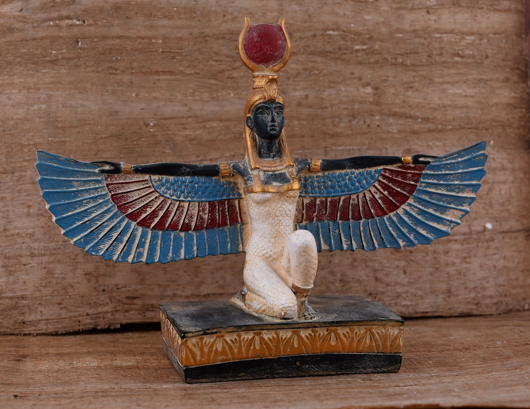 Estatua egipcia de la diosa Isis con las alas abiertas realizada en ...
