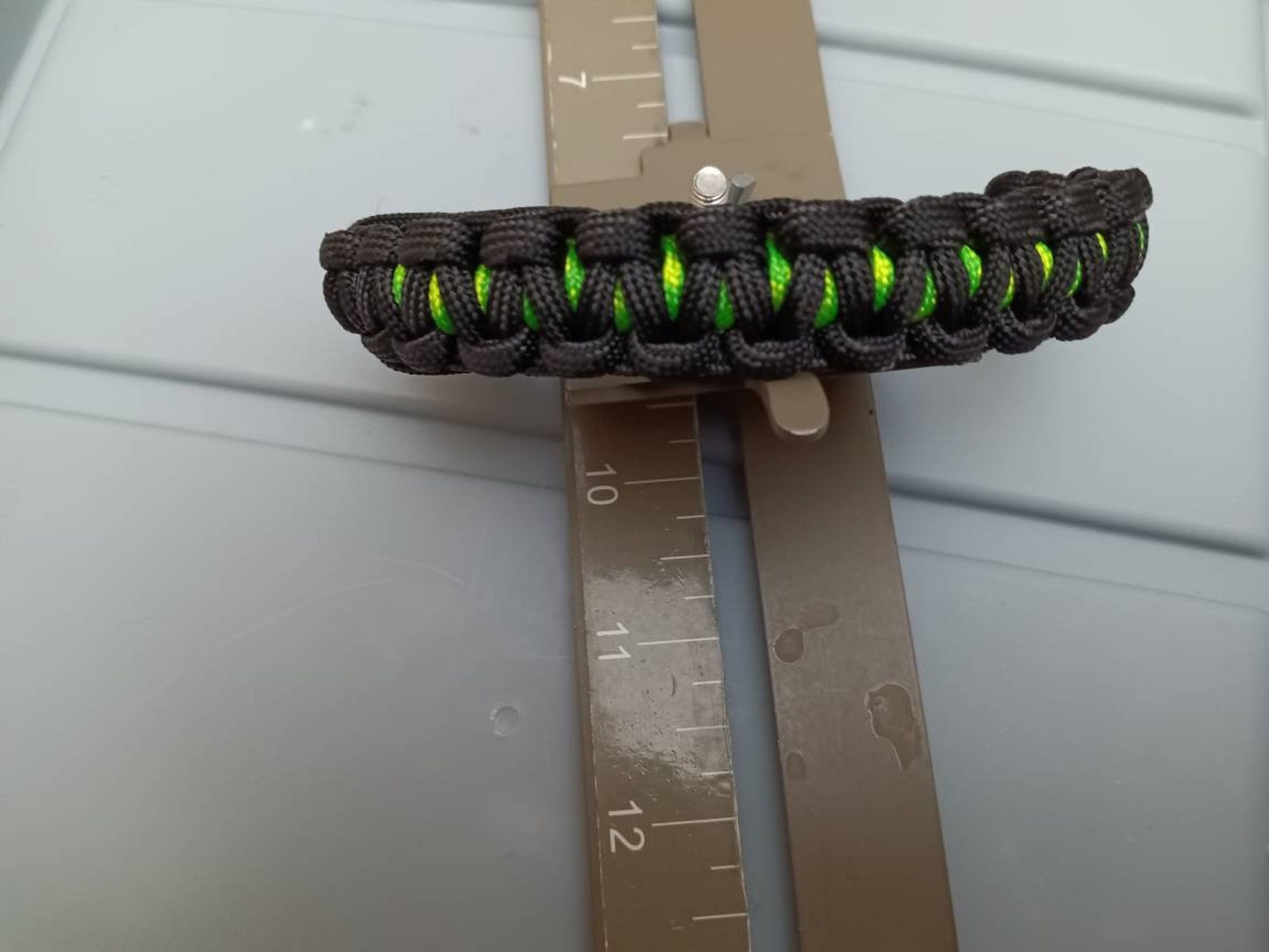 Alien Vs Predator Blood Inspired Stacked Hex Style Reversible Paracord ...